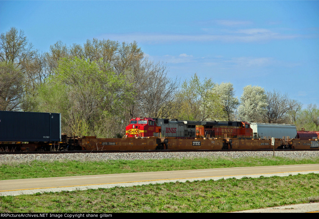 BNSF 4707 Heads Sb with the GalMad Freight.